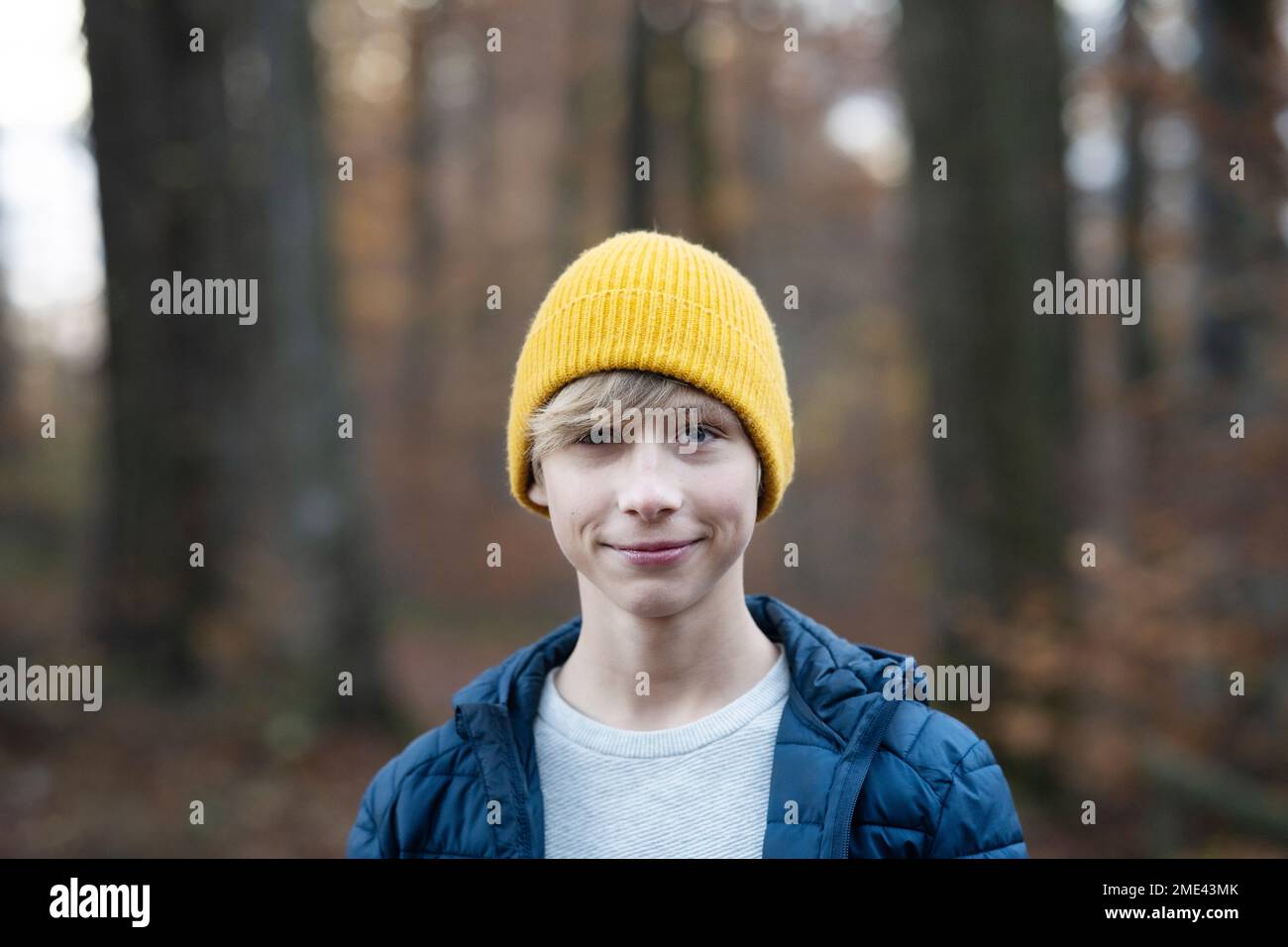 Boy wearing yellow hat hi-res stock photography and images - Alamy
