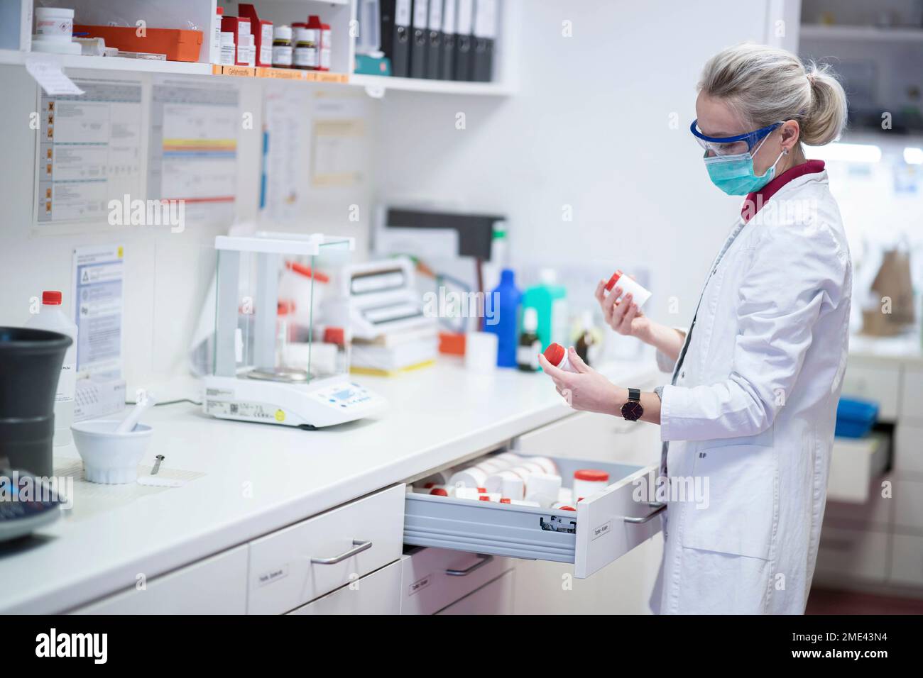 Open laboratory hi-res stock photography and images - Alamy