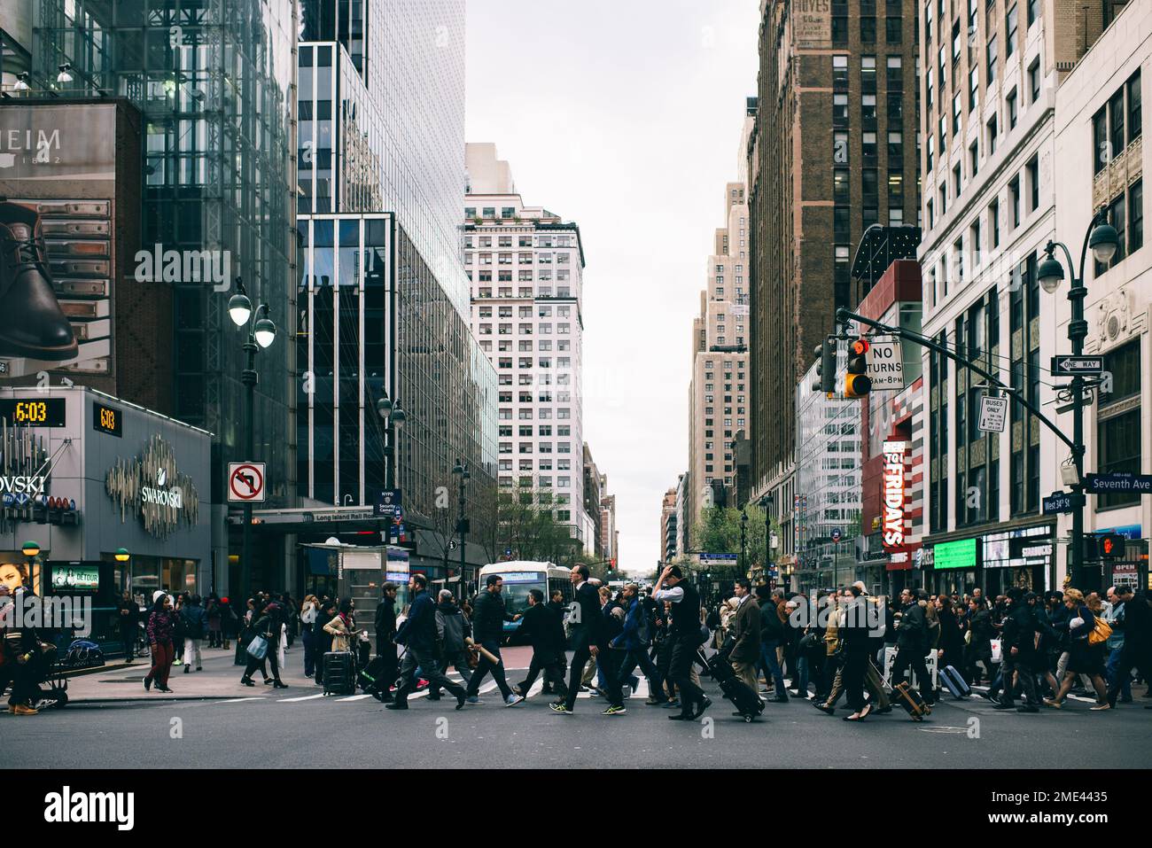 Crowd of people crossing the street of New York City Stock Photo - Alamy