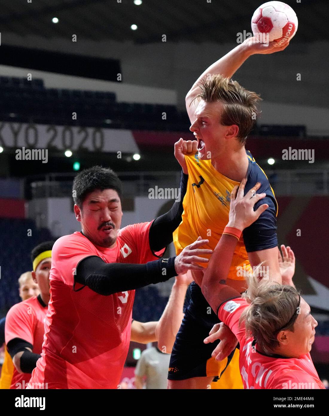 Sweden's Jonathan Carlsbogard makes the shot during the men's ...