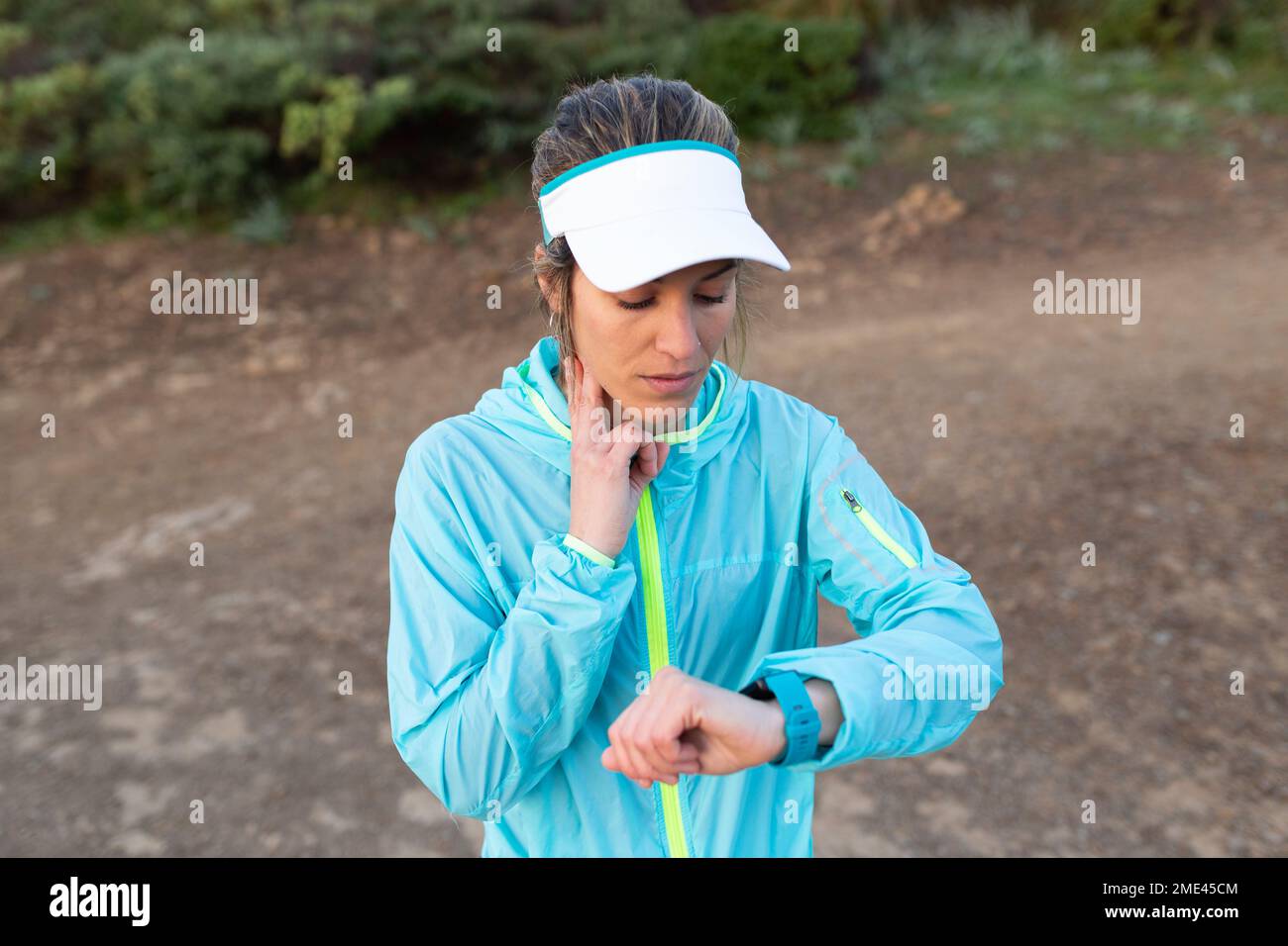Sport woman checking on smart hi-res stock photography and images - Alamy