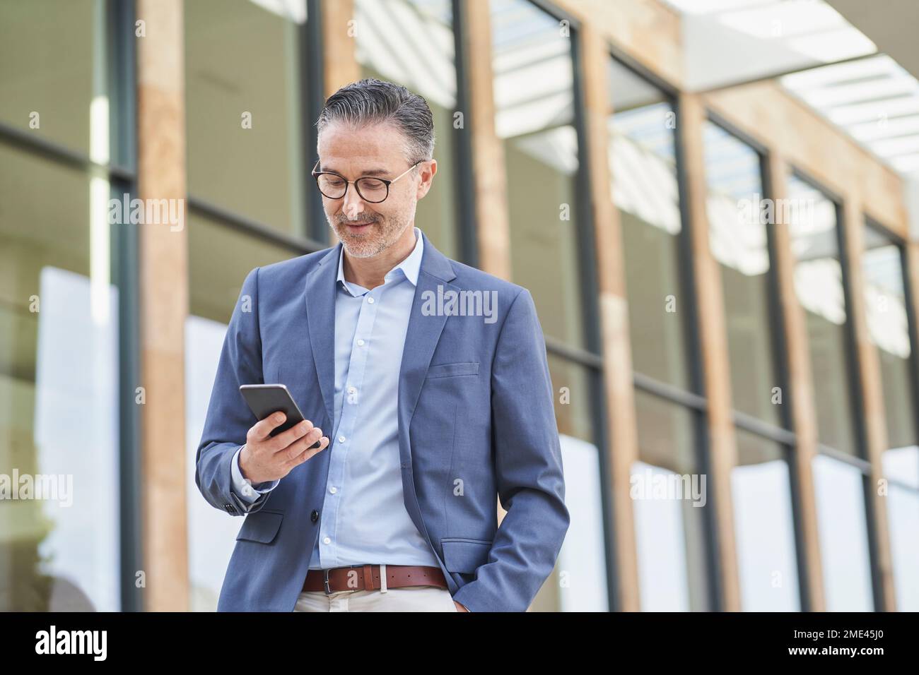 Using phone outside hi-res stock photography and images - Alamy