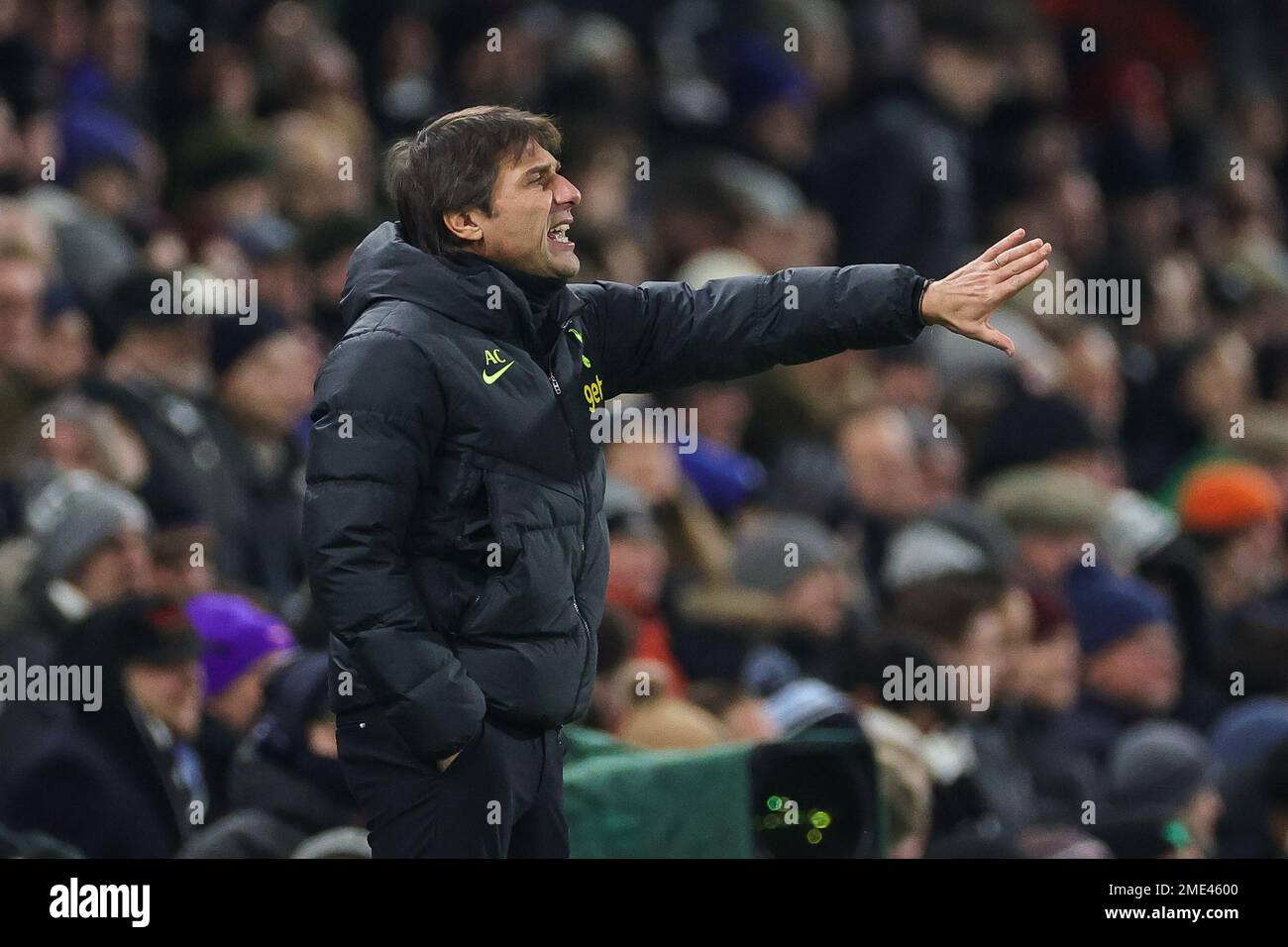 Antonio Conte manager of Totitehanm Hotspur gives his team instructions ...