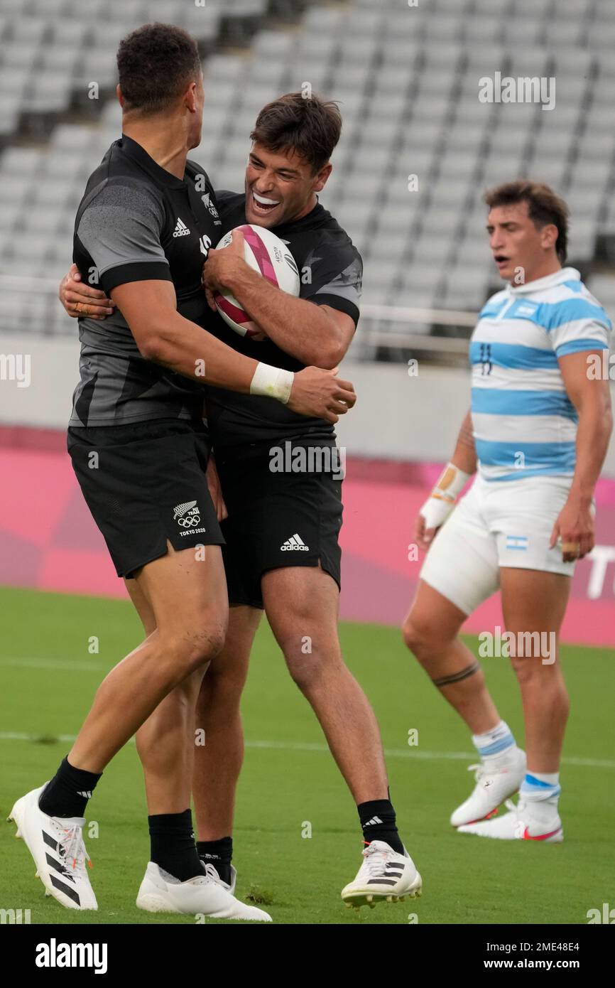 New Zealand's Andrew Knewstubb, center, congratulates teammate William ...