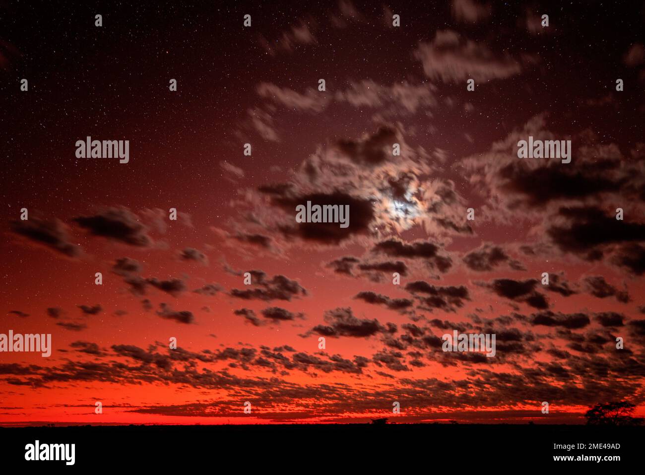 Red dawn sky hi-res stock photography and images - Alamy