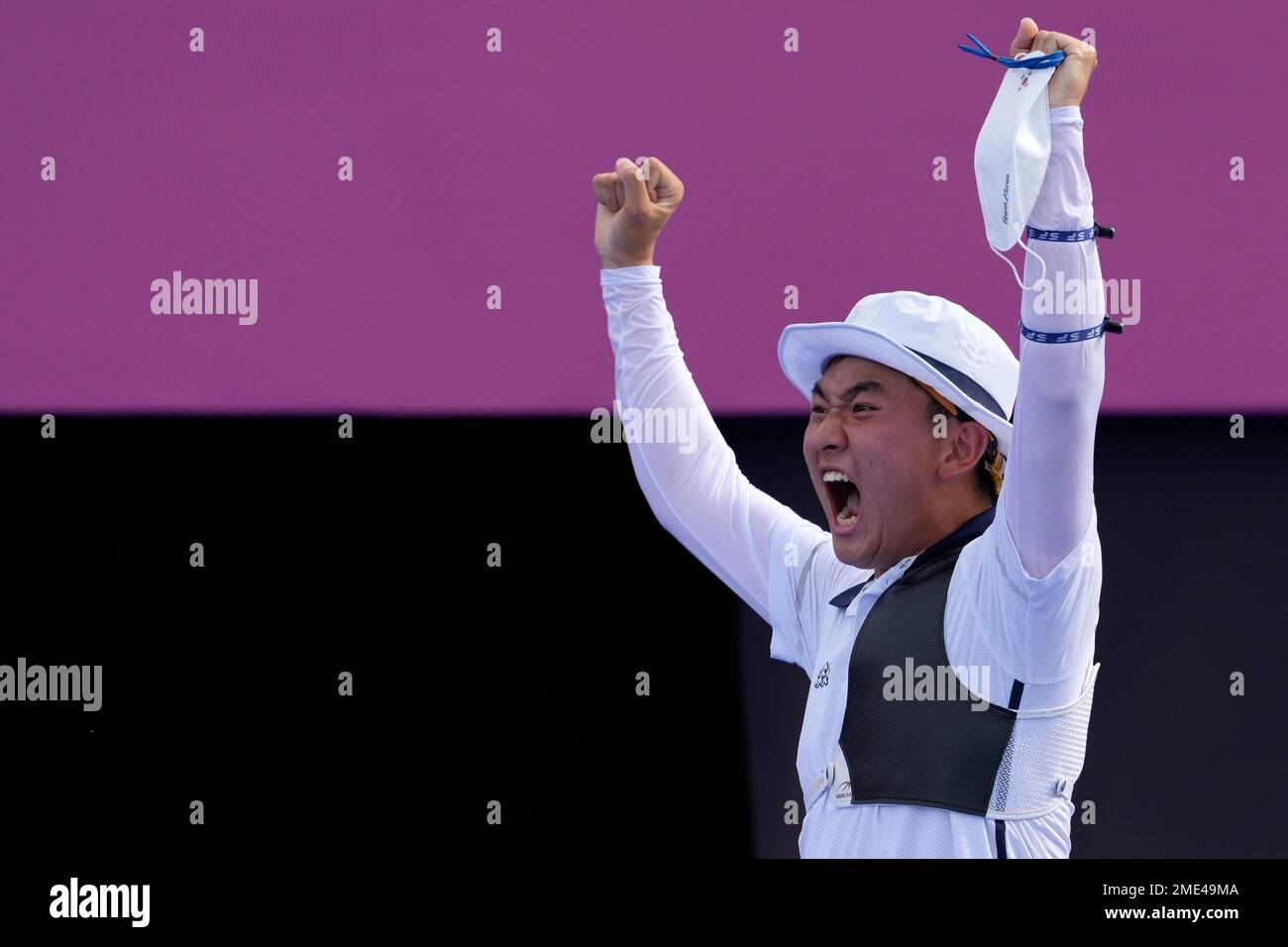 South Korea's Kim Je Deok celebrates at the end of the men's team ...
