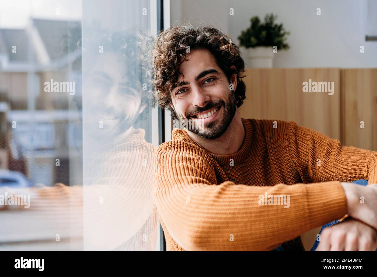 Man by glass window hi-res stock photography and images - Alamy