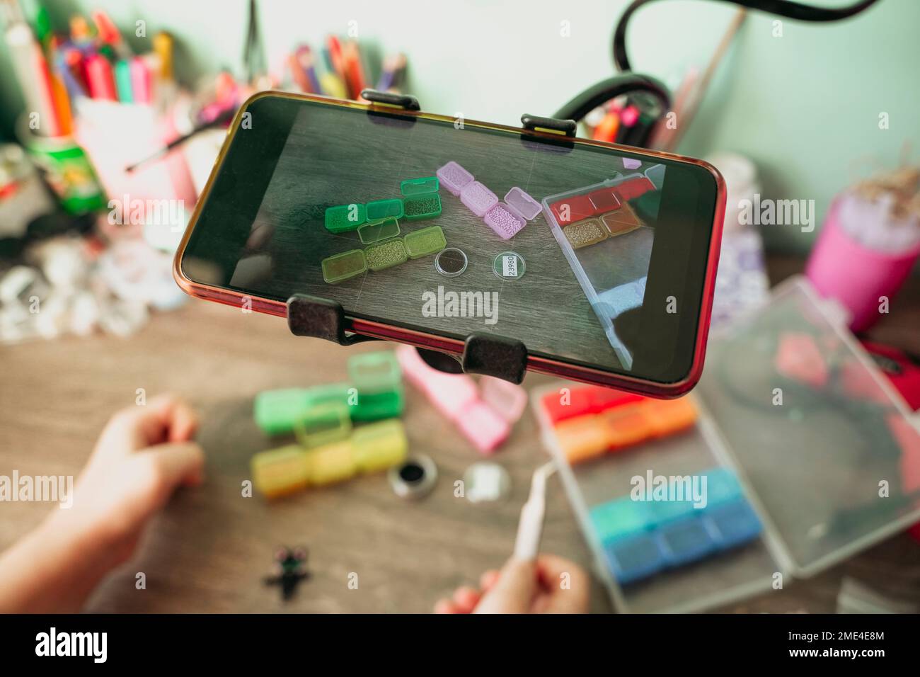 Girl smart device hi-res stock photography and images - Alamy