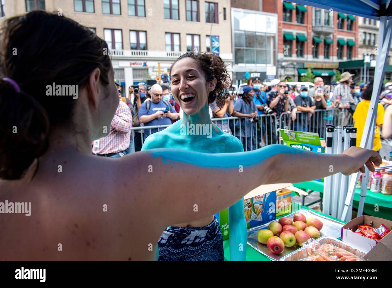 Shira paints Niki Davis' arm at Human Connection Arts 8th Annual NYC ...