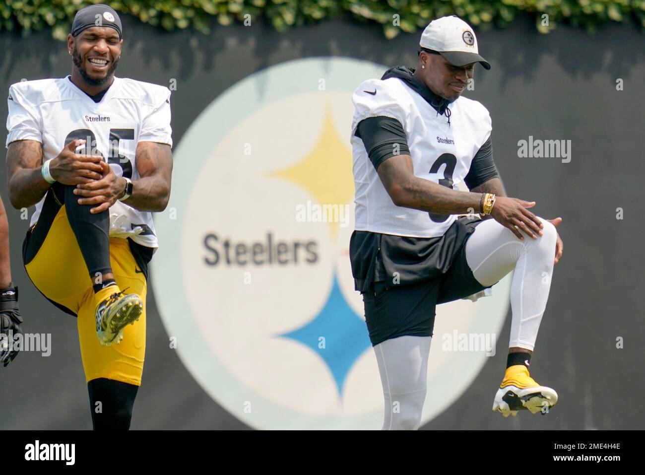 Pittsburgh Steelers quarterback Dwayne Haskins (3) and tight end Eric ...
