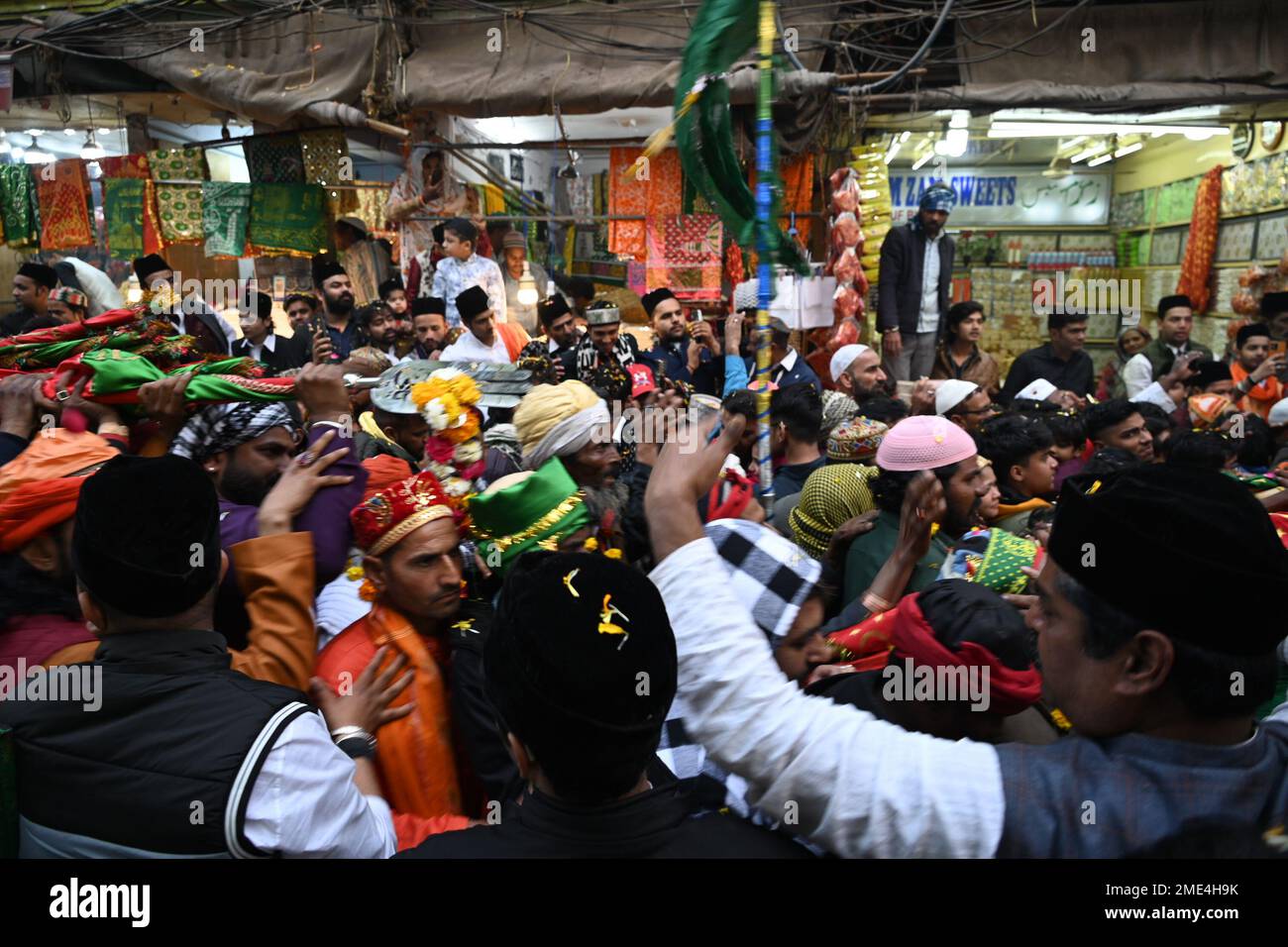 Qutubuddin bakhtiar kakis dargah hi-res stock photography and images ...