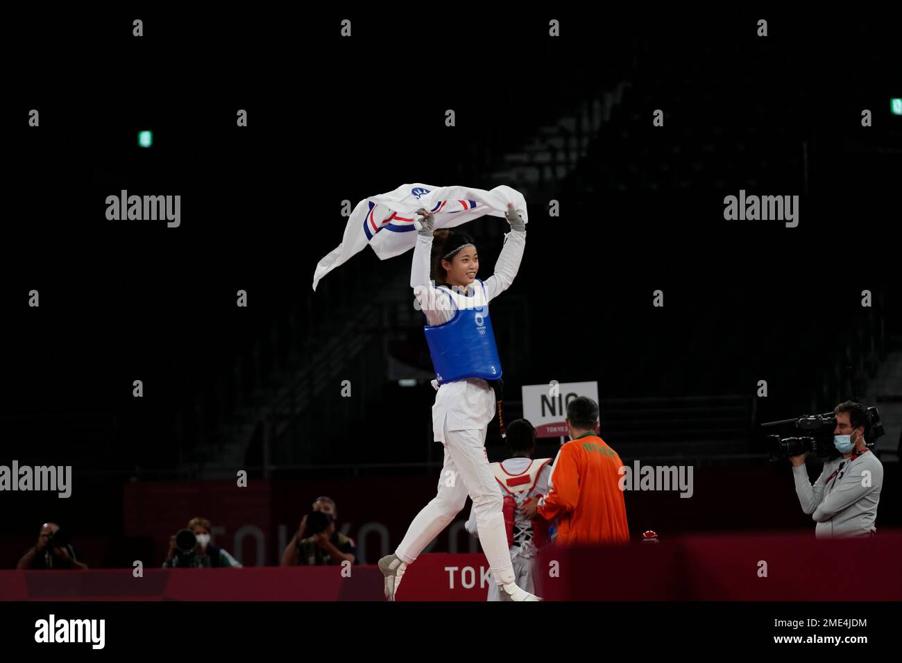 Taiwan's Lo Chia-Ling celebrates as she holds her country national flag ...