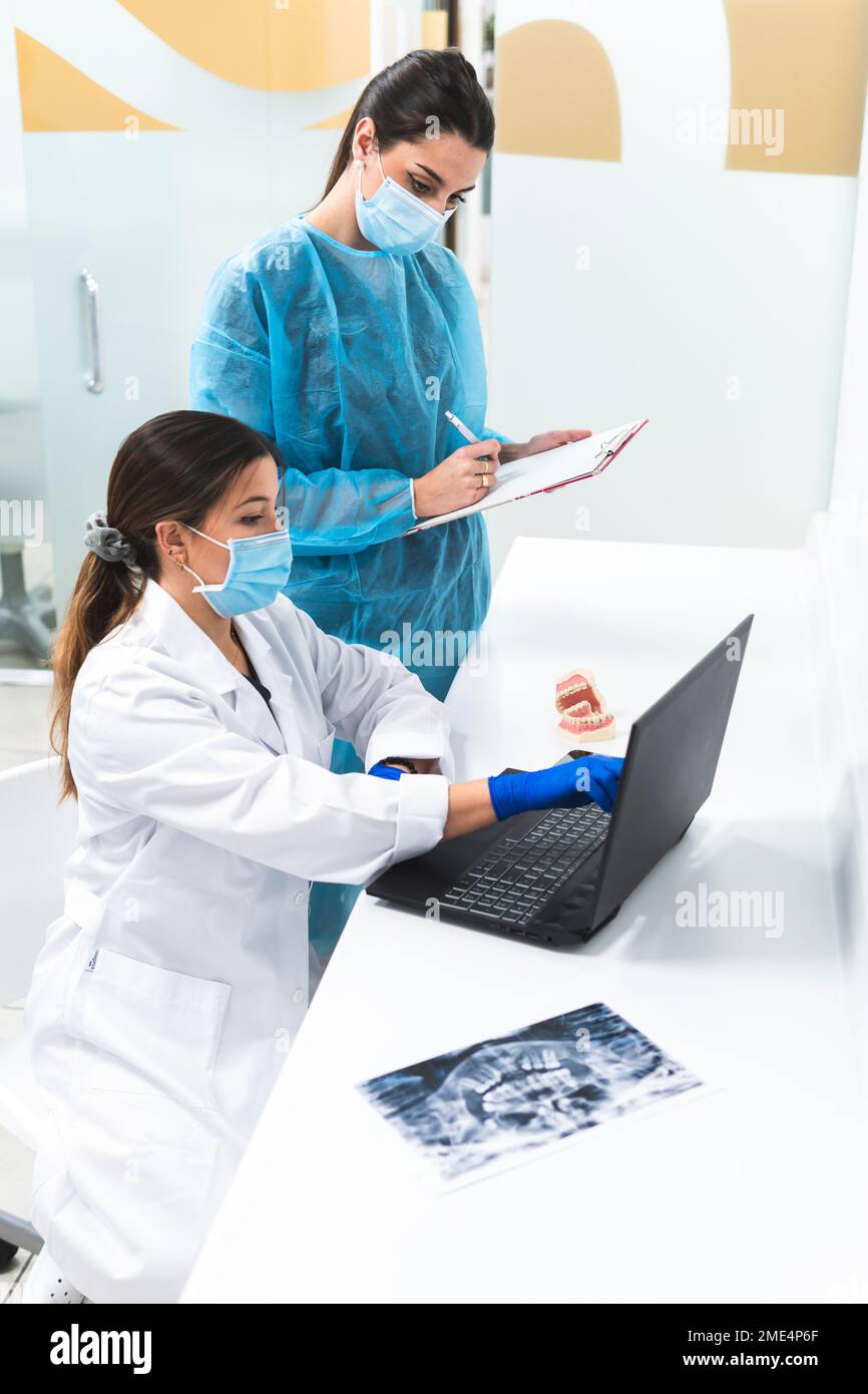 Dentist discussion hi-res stock photography and images - Alamy