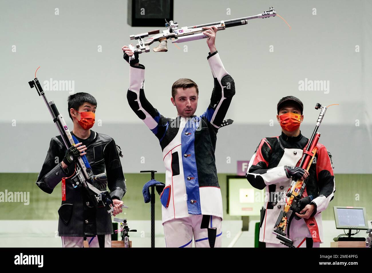 Silver medalist Sheng Lihao, of China, left, gold medalist William ...