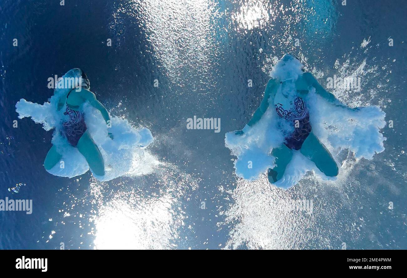 Shi Tingmao and Wang Han, of China, compete in the synchronized 3-meter ...