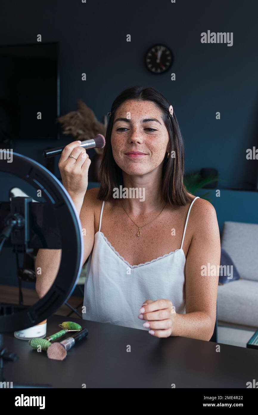 Online beauty tutorial hi-res stock photography and images - Alamy