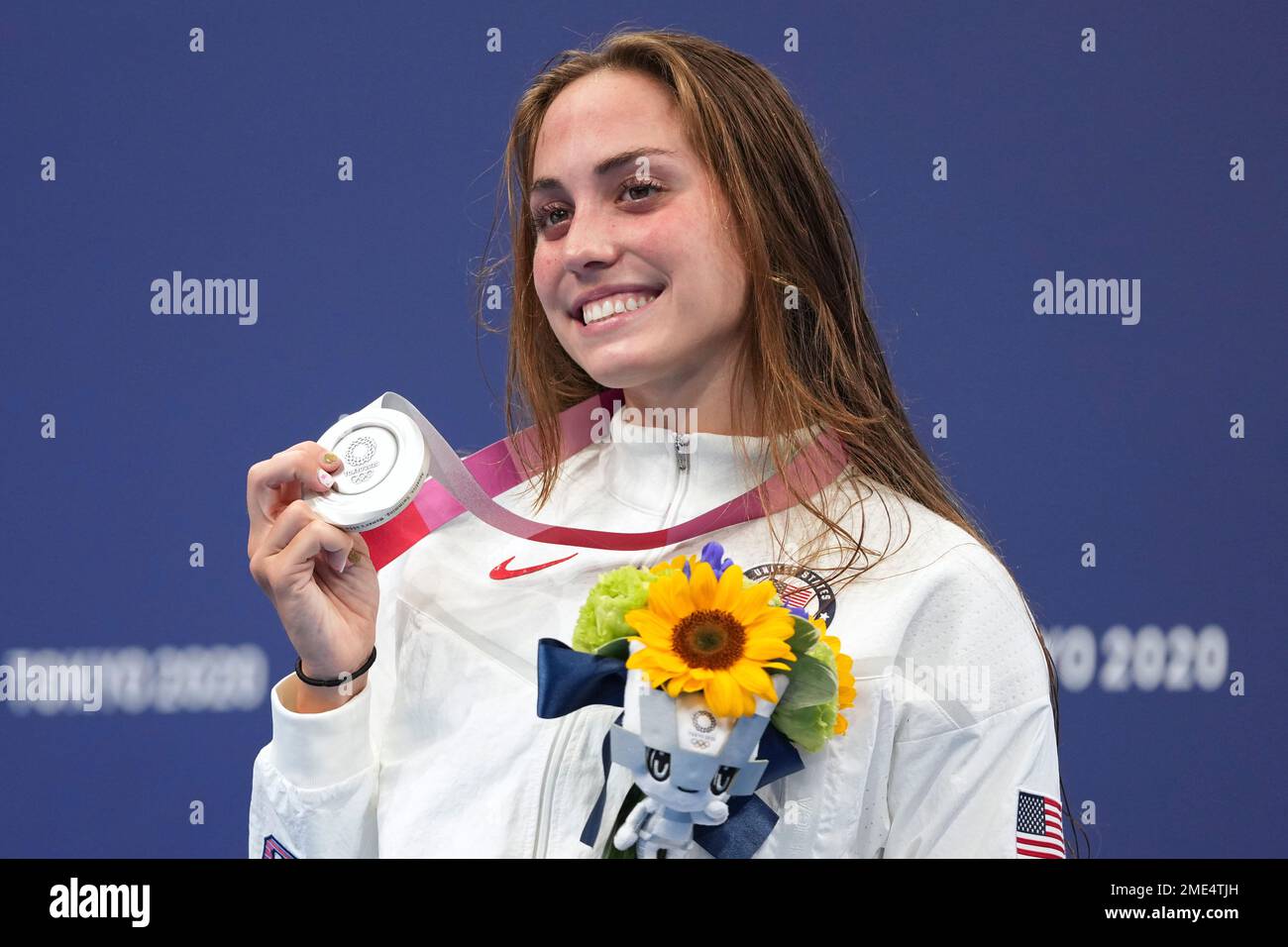 Emma Weyant, of United States, poses with her silver medal on the ...