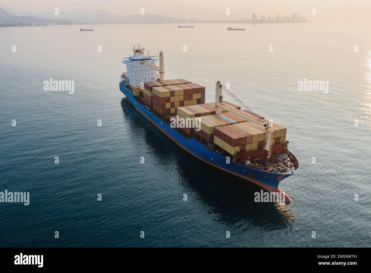 Open top cargo vessel hi-res stock photography and images - Alamy