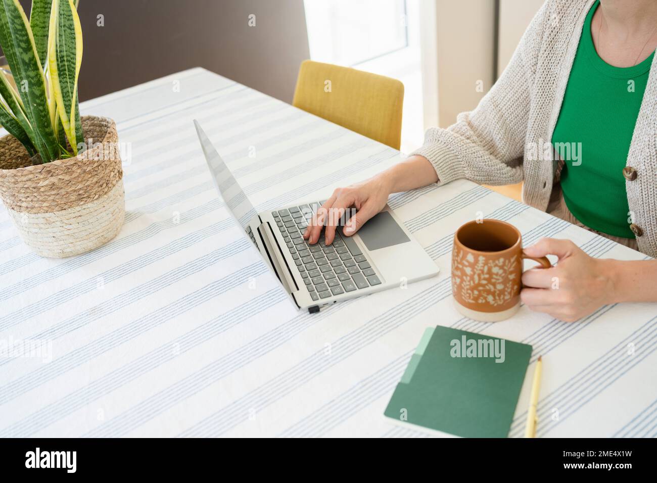 Office table notepad computer tea hi-res stock photography and images ...