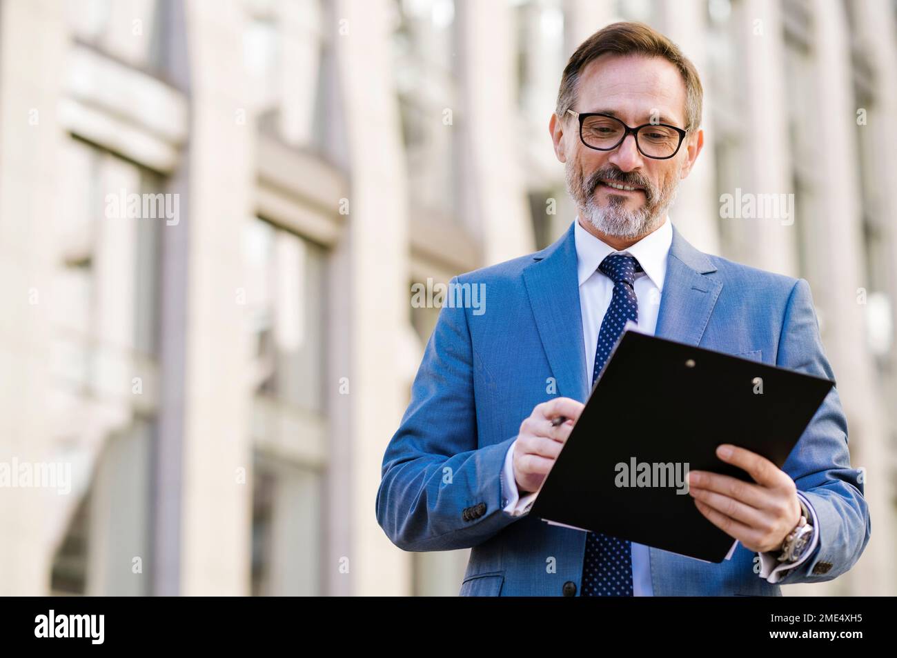 Working standing building exterior construction hi-res stock ...