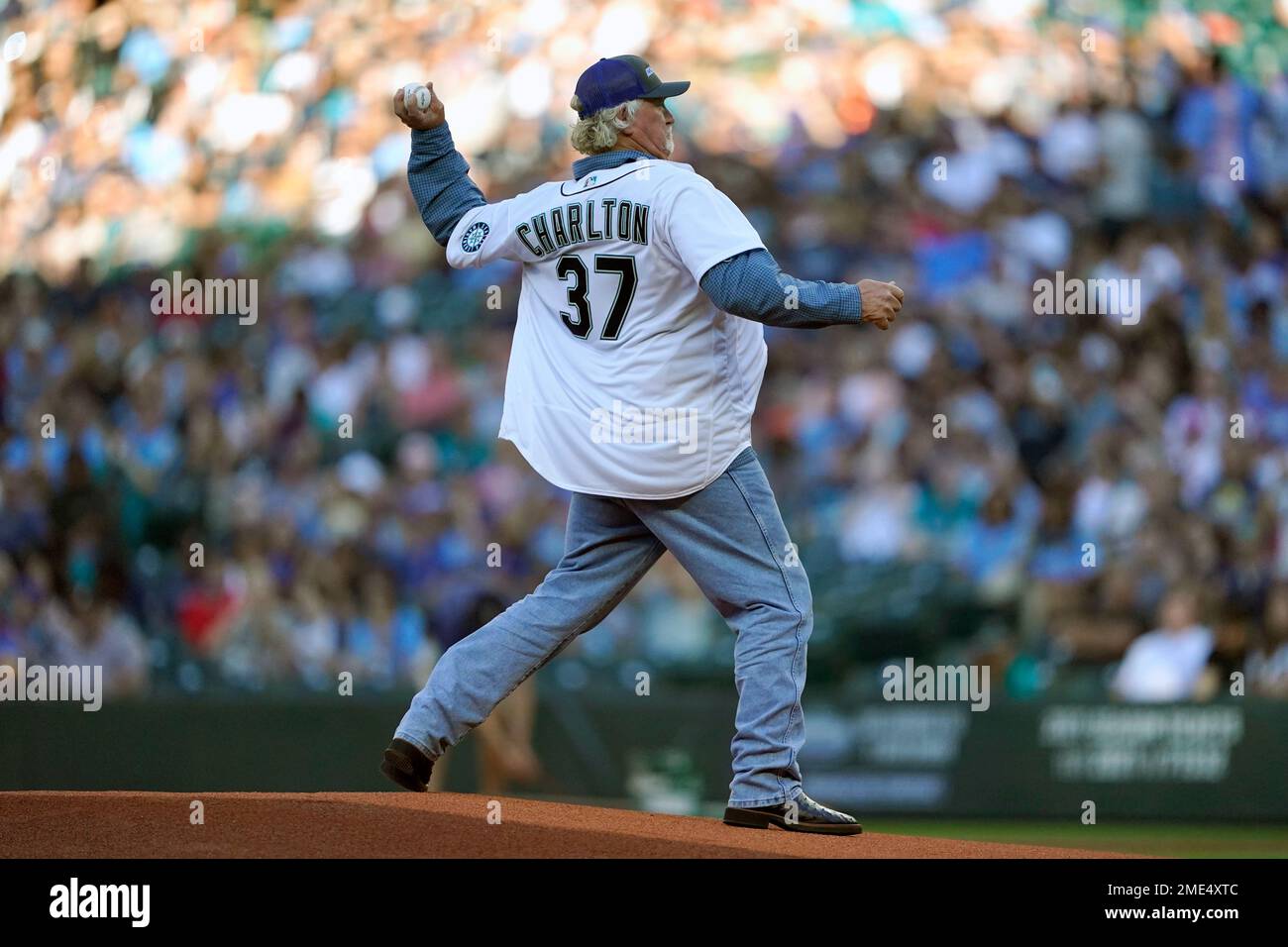 Former Seattle Mariners pitcher Norm Charlton throws out the ceremonial ...