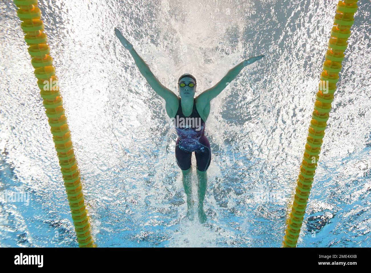 United States' Emma Weyant swims to win the silver medal in the 400 ...