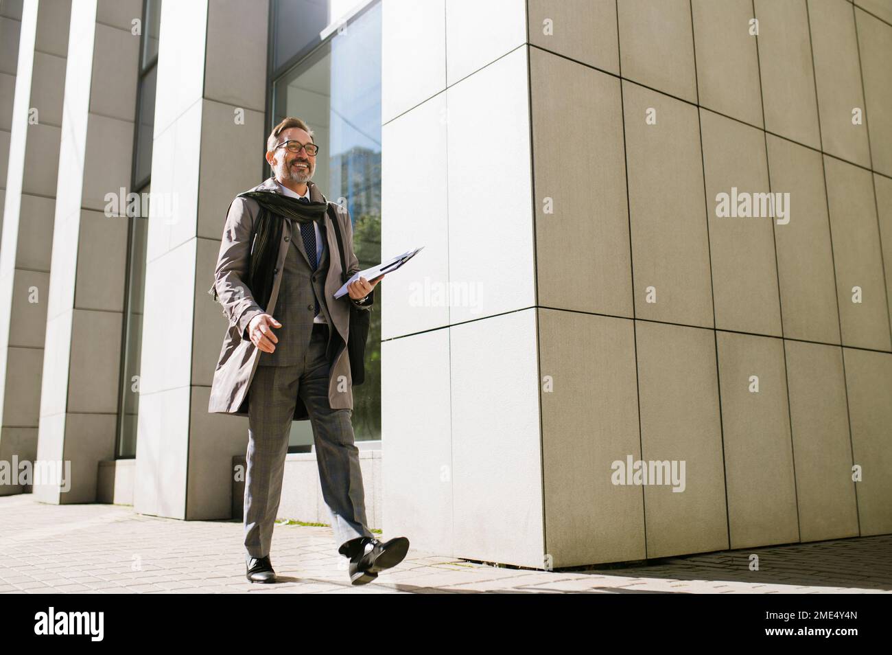 Full office building view hi-res stock photography and images - Alamy