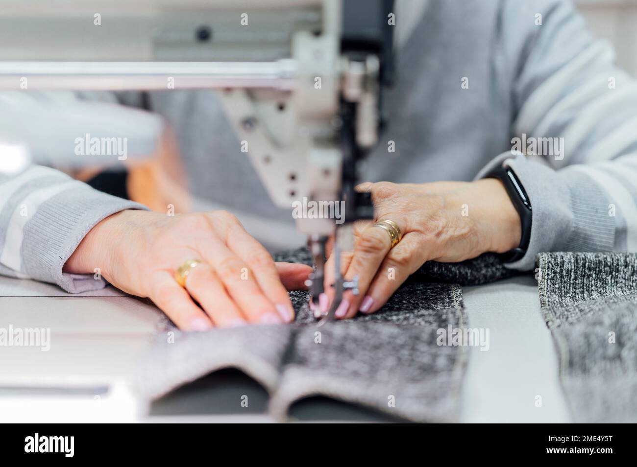 Women using sewing machine hi-res stock photography and images - Alamy