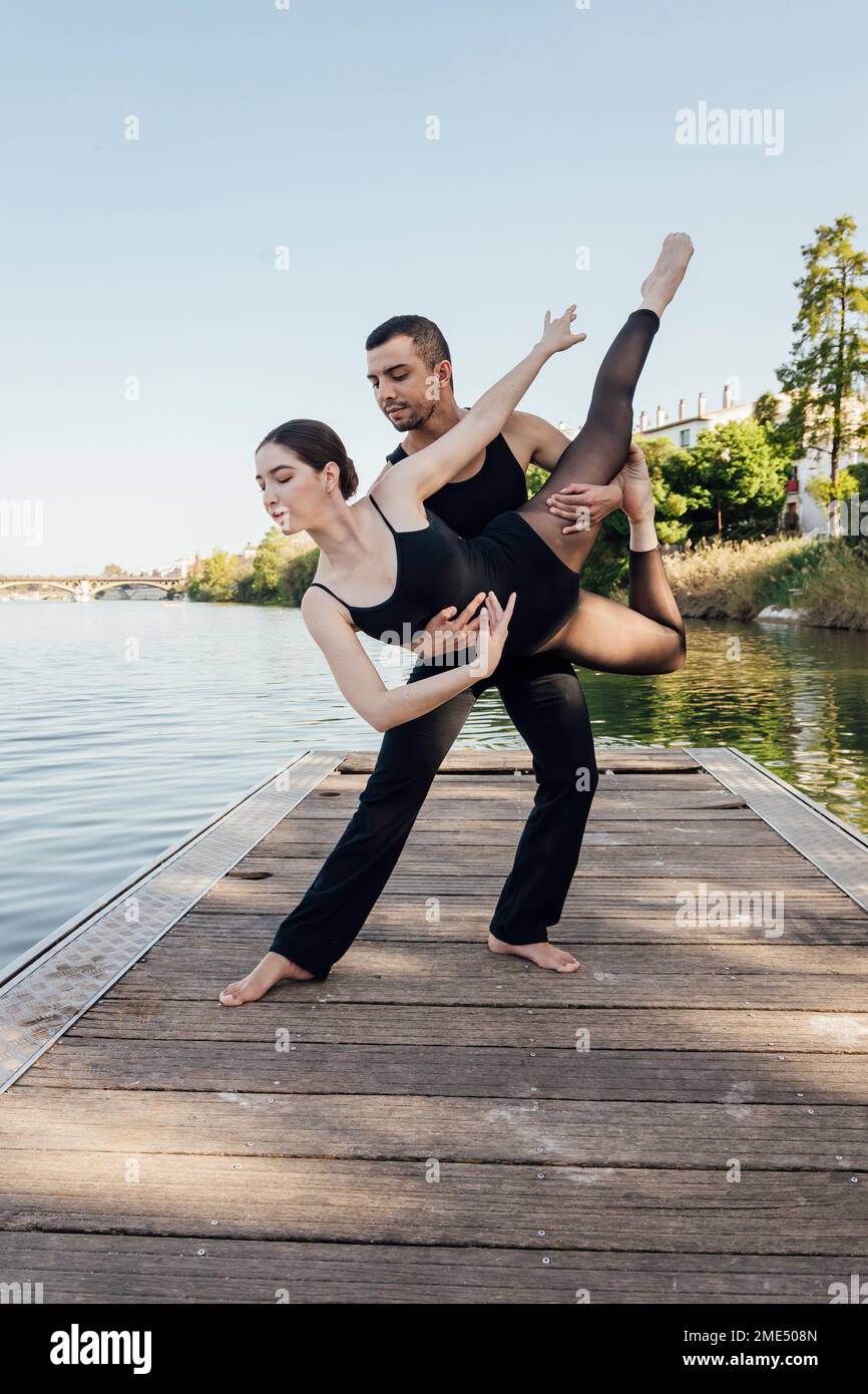 Man lifting woman dancing hi-res stock photography and images - Alamy