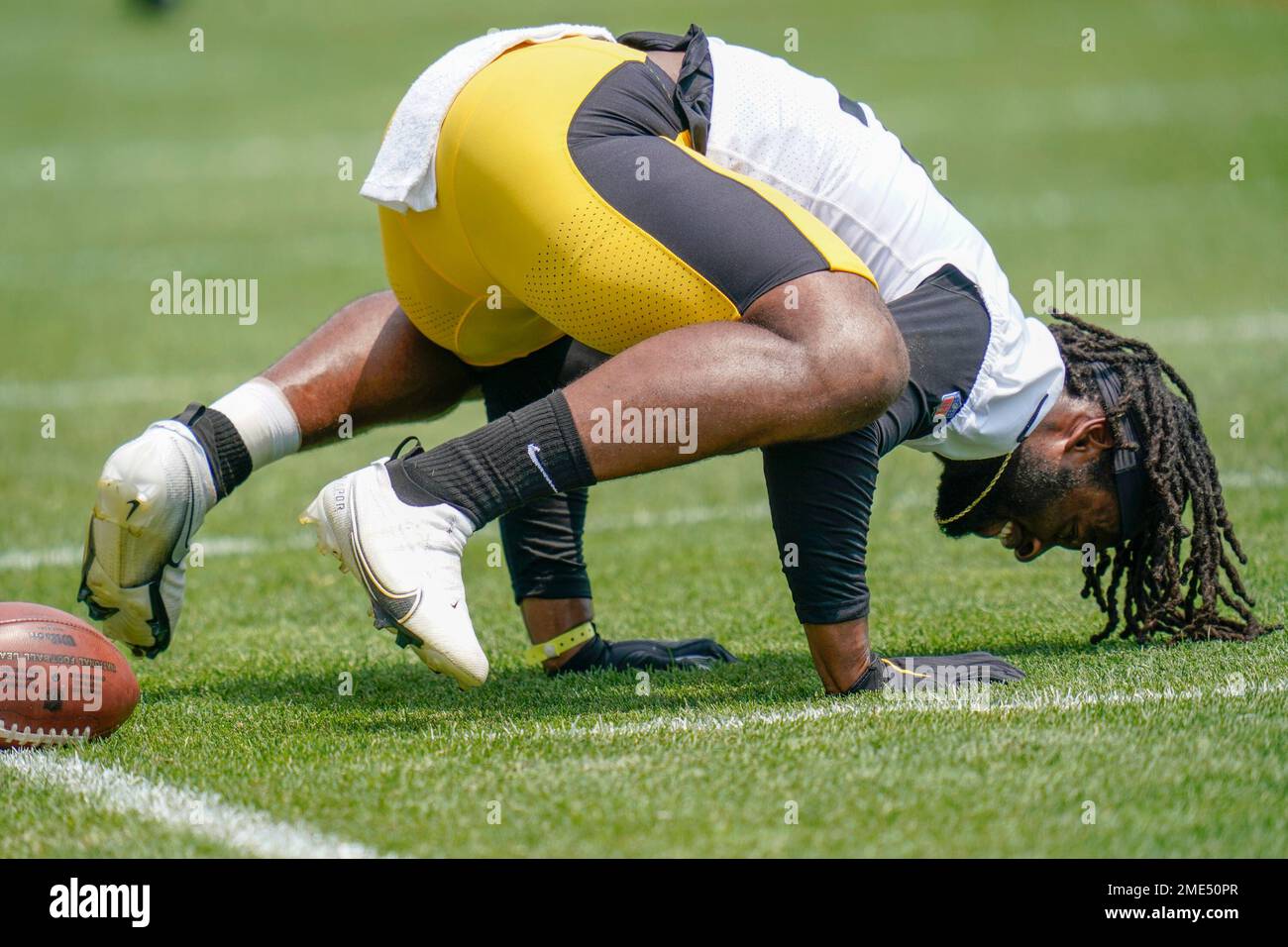 Pittsburgh Steelers running back Najee Harris (22) balances himself ...