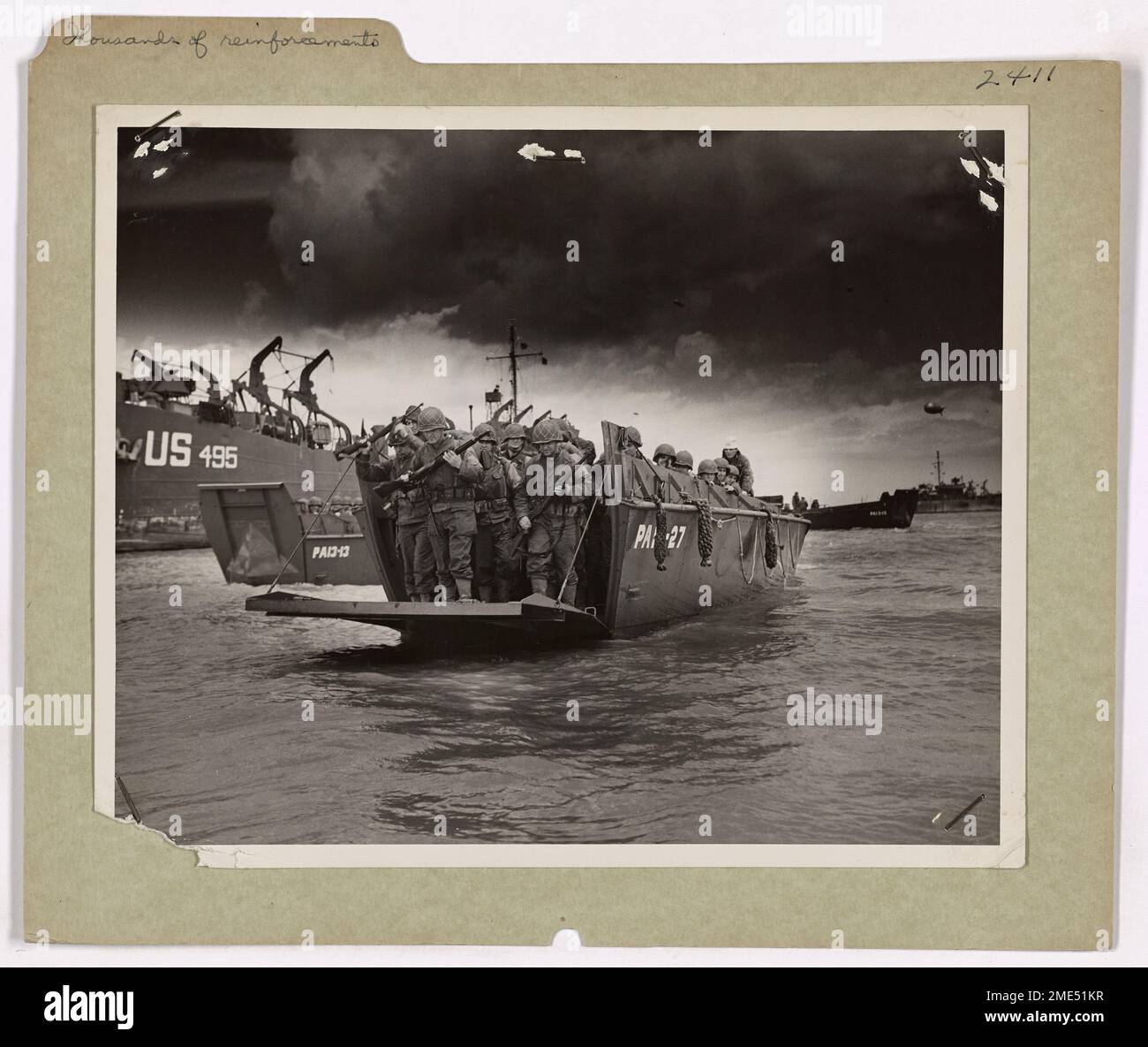 Thousands of American troops land from Coast Guard landing barges to ...