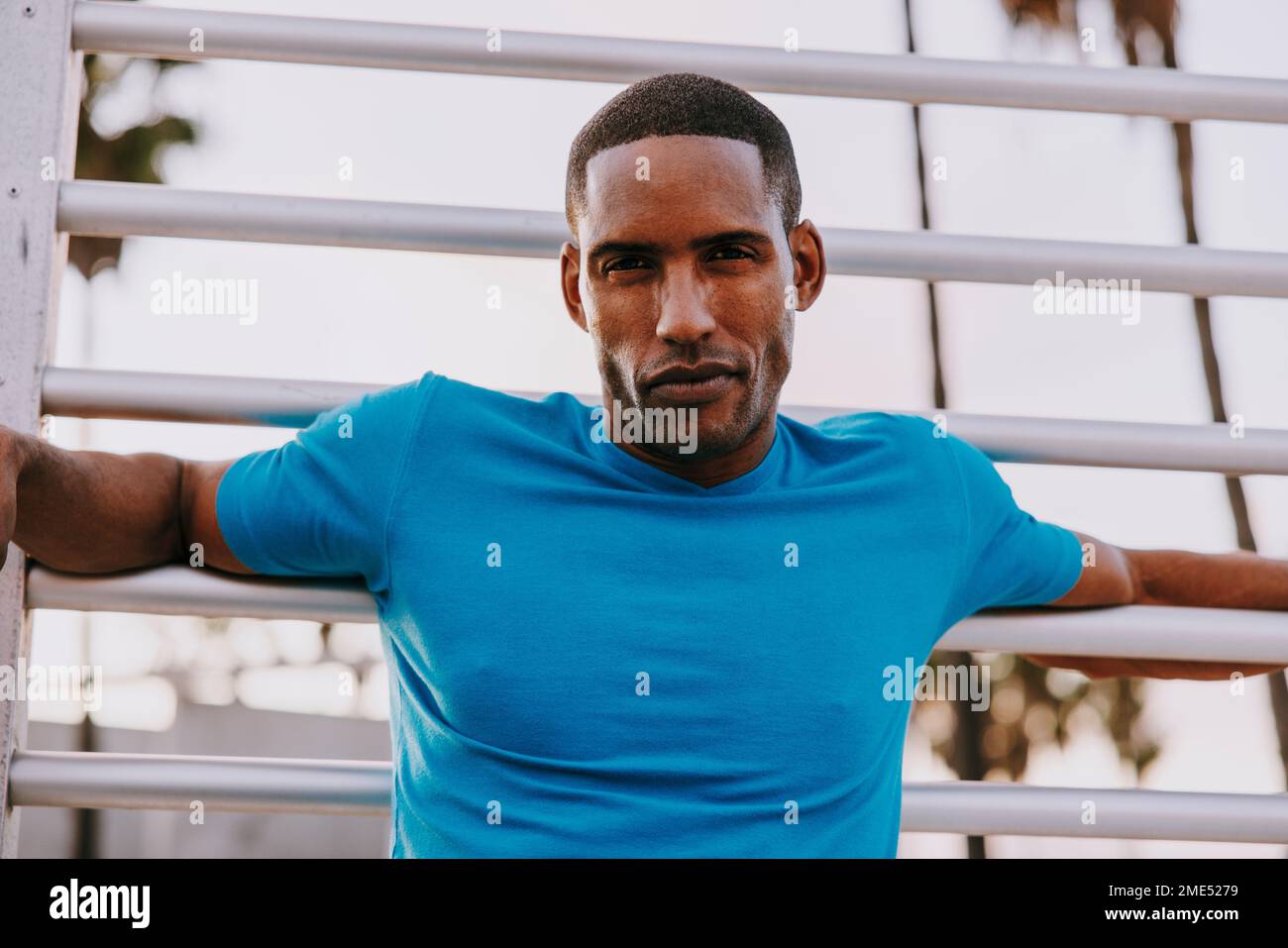 Man staring sunset hi-res stock photography and images - Alamy