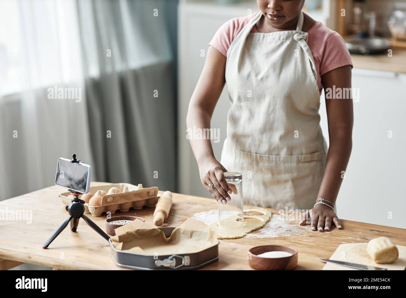 Female baker african american hi-res stock photography and images - Alamy