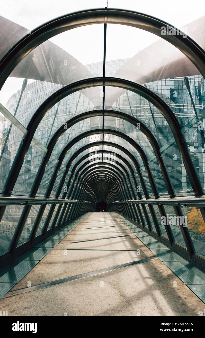 Bridge paris defense hi-res stock photography and images - Alamy