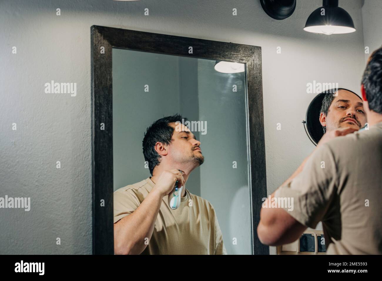 Man shaving home hi-res stock photography and images - Alamy