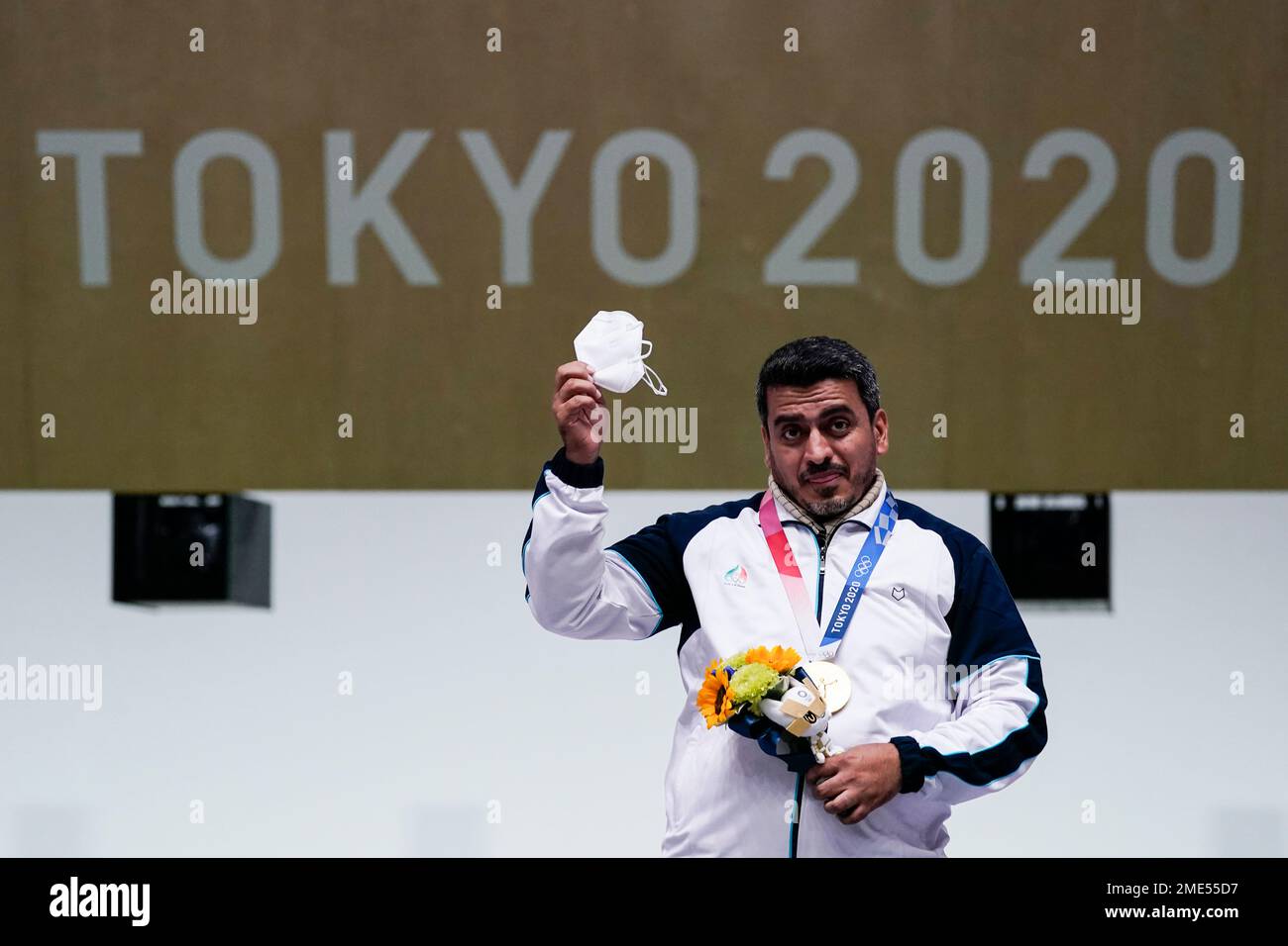 Javad Foroughi, of Iran, removes his protective mask after winning the ...