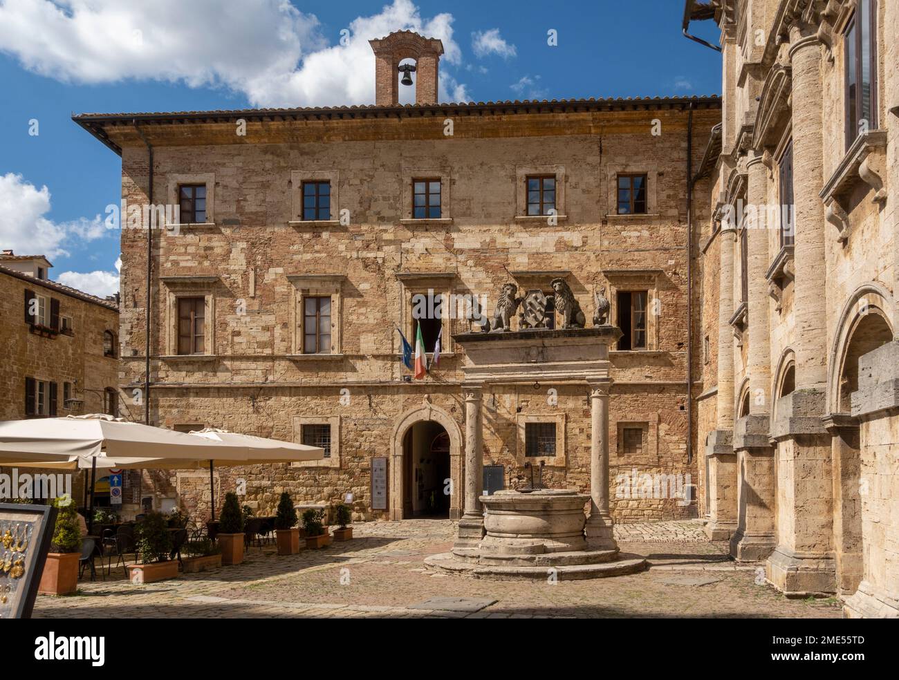 Pozzo dei grifi e dei leoni pozzo piazza grande hi-res stock ...