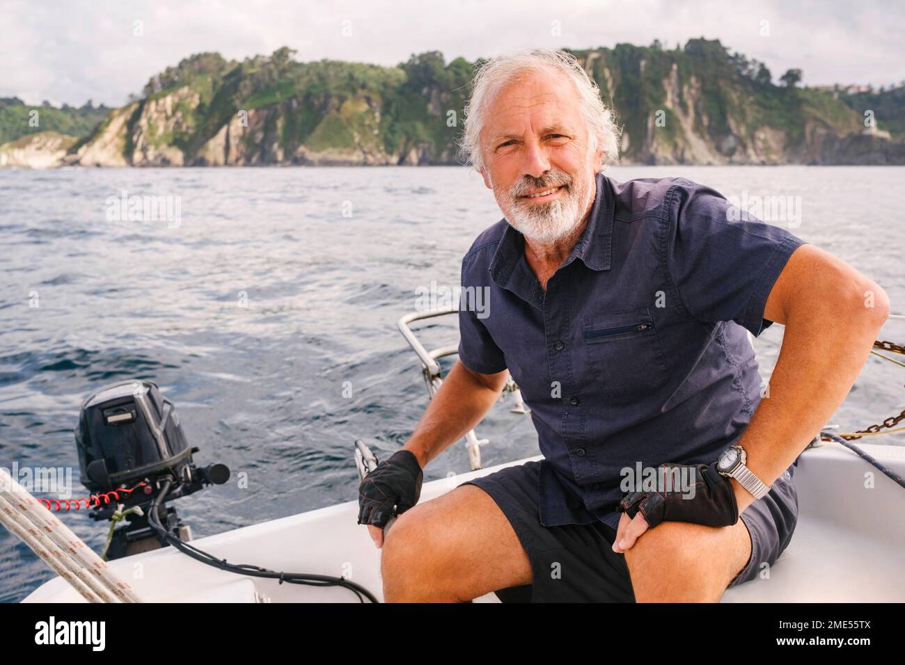 Man sailing boat hi-res stock photography and images - Alamy