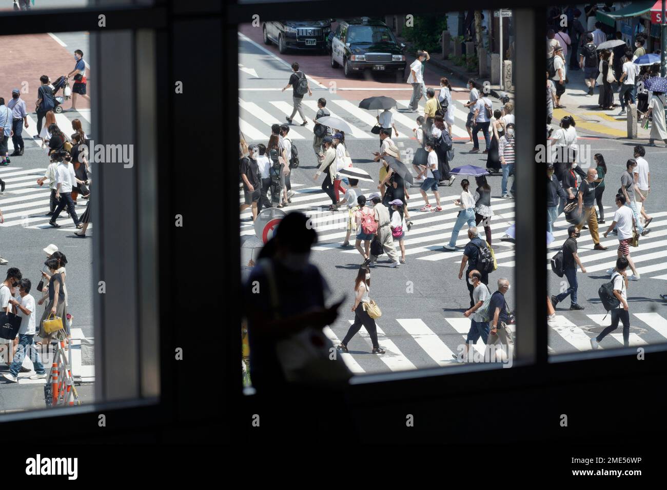 People wearing face masks to help curb the spread of the coronavirus ...
