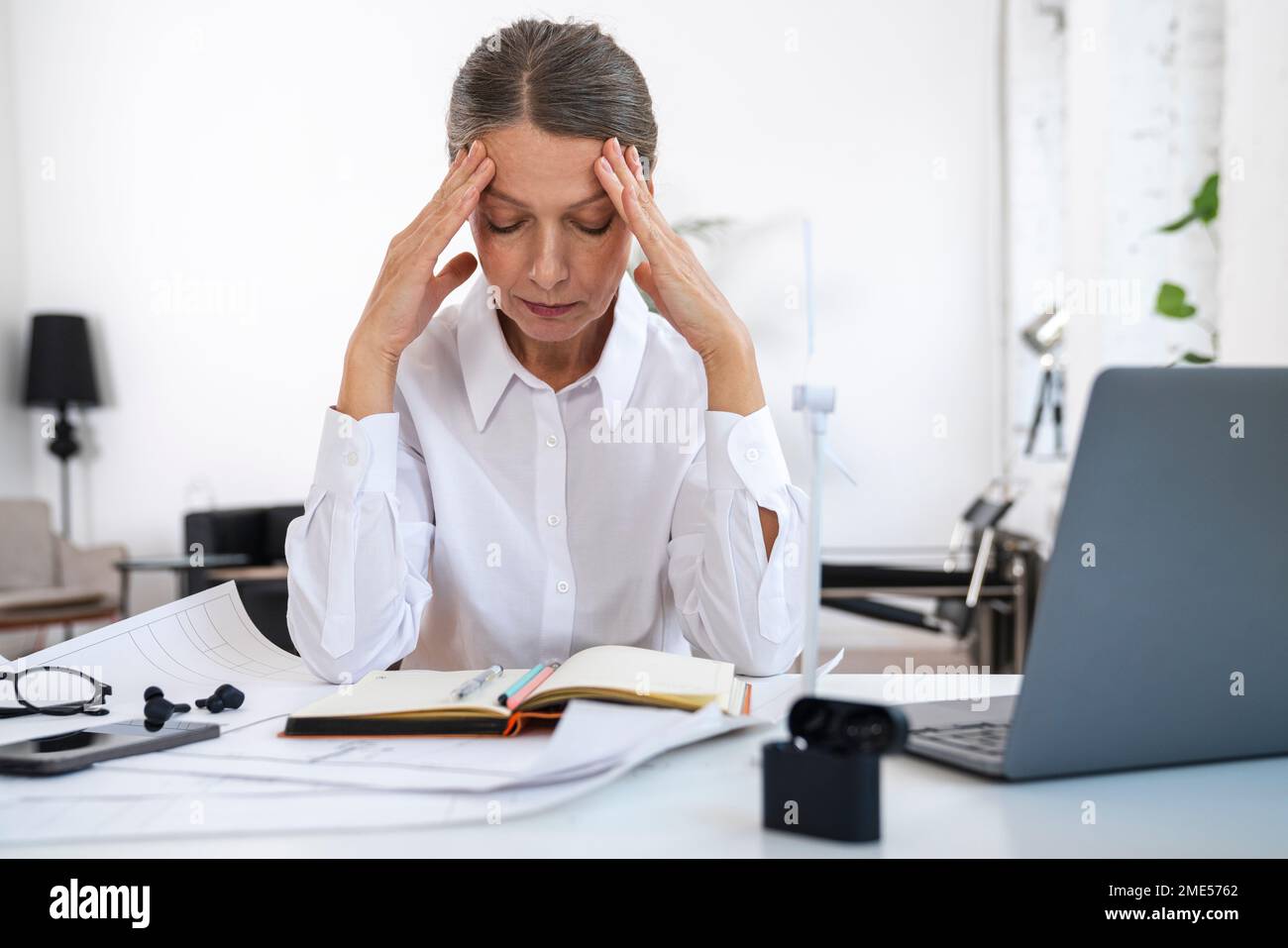 Exhausted woman sitting office hi-res stock photography and images - Alamy