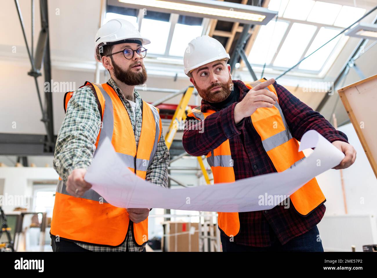 Construction site people discussion hi-res stock photography and images ...