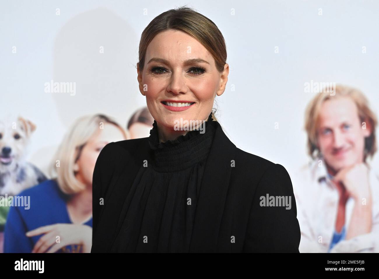 Martina HILL (actress) single image, cropped single motif, portrait, portrait, portrait. Red ...