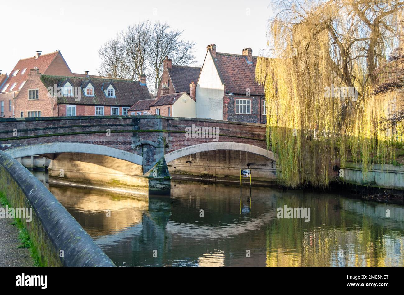 Riverside view in the old town of Norwick, Norfolk, England, UK Stock ...