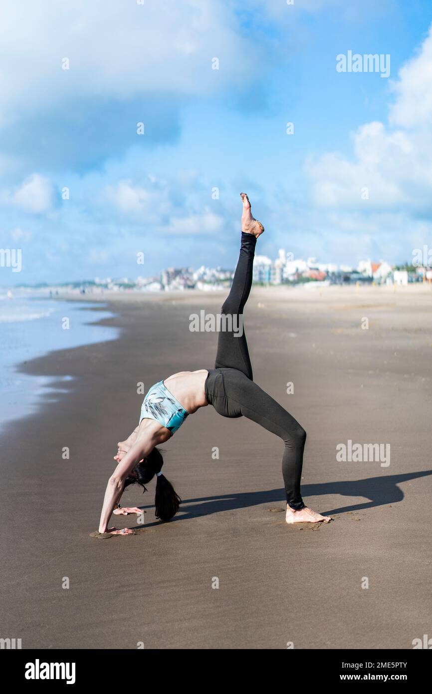 Eka pada urdhva dhan hi-res stock photography and images - Alamy Eka pada urdhva dhan hi-res stock photography and images - Alamy