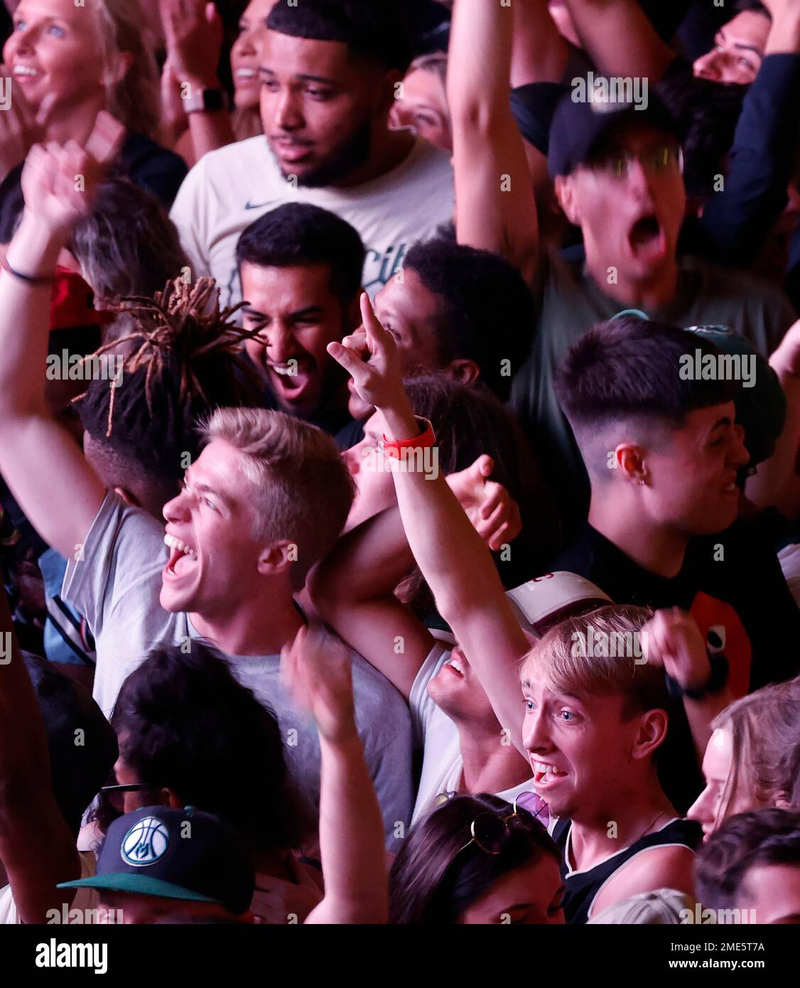 Nba Basketball Fans Cheering