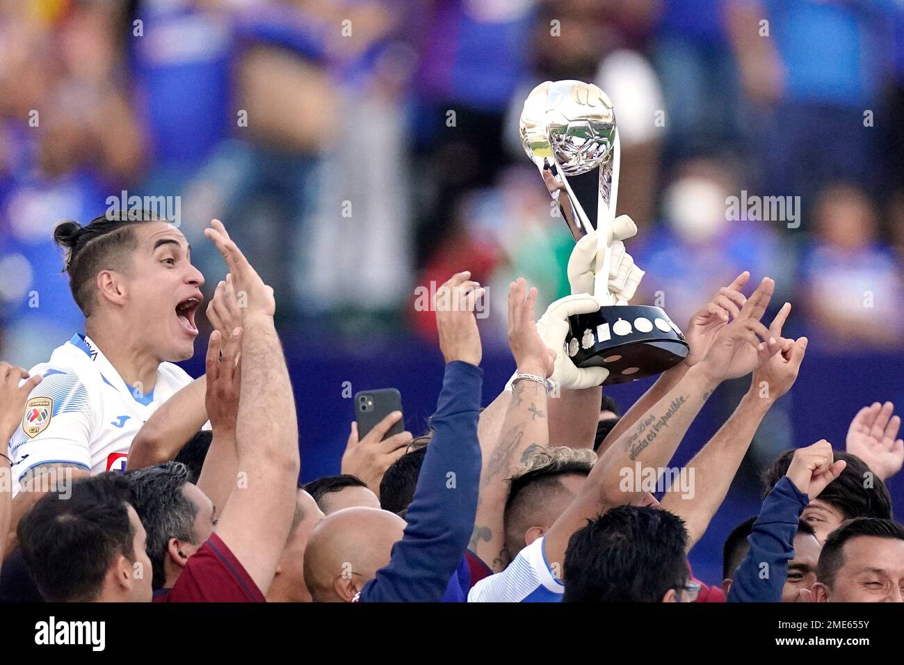 Members of Cruz Azul celebrate with their trophy after they defeated ...