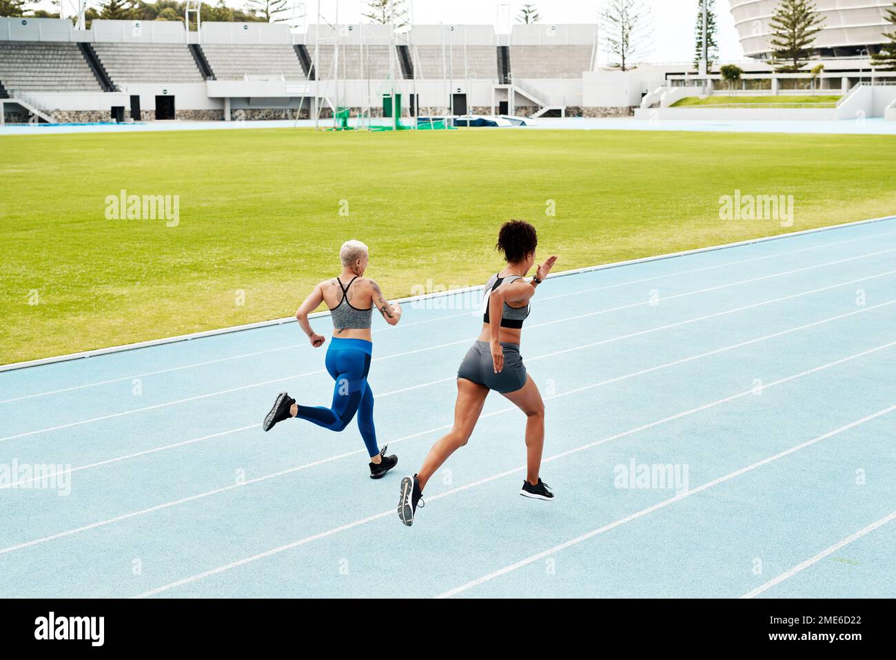 Female track athletes competition hi-res stock photography and images ...