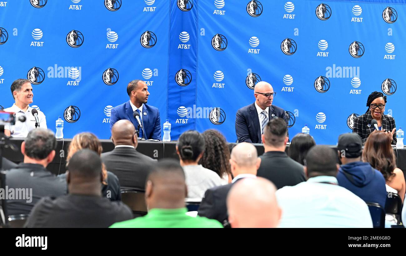 From left, Dallas Mavericks governor Mark Cuban, new general manager ...