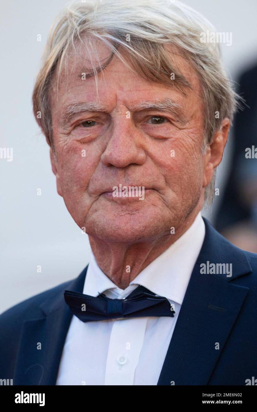 Bernard Kouchner poses for photographers upon arrival at the premiere ...