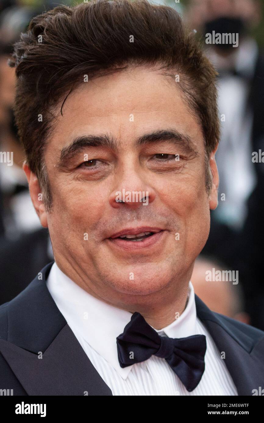 Benicio del Toro poses for photographers upon arrival at the premiere ...